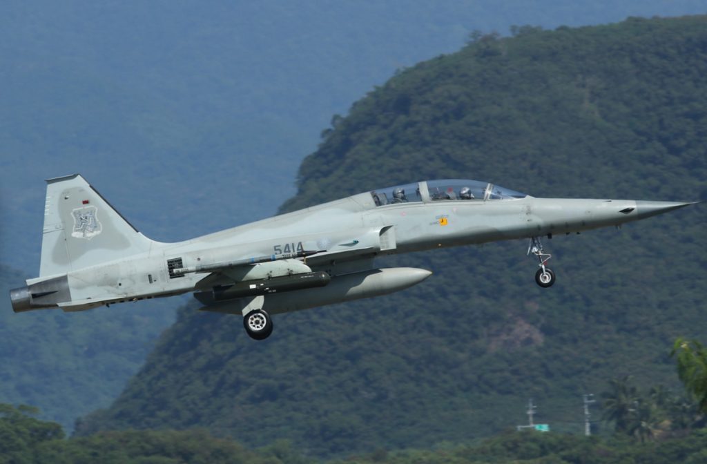 PlanePedia - Fly a jet fighter