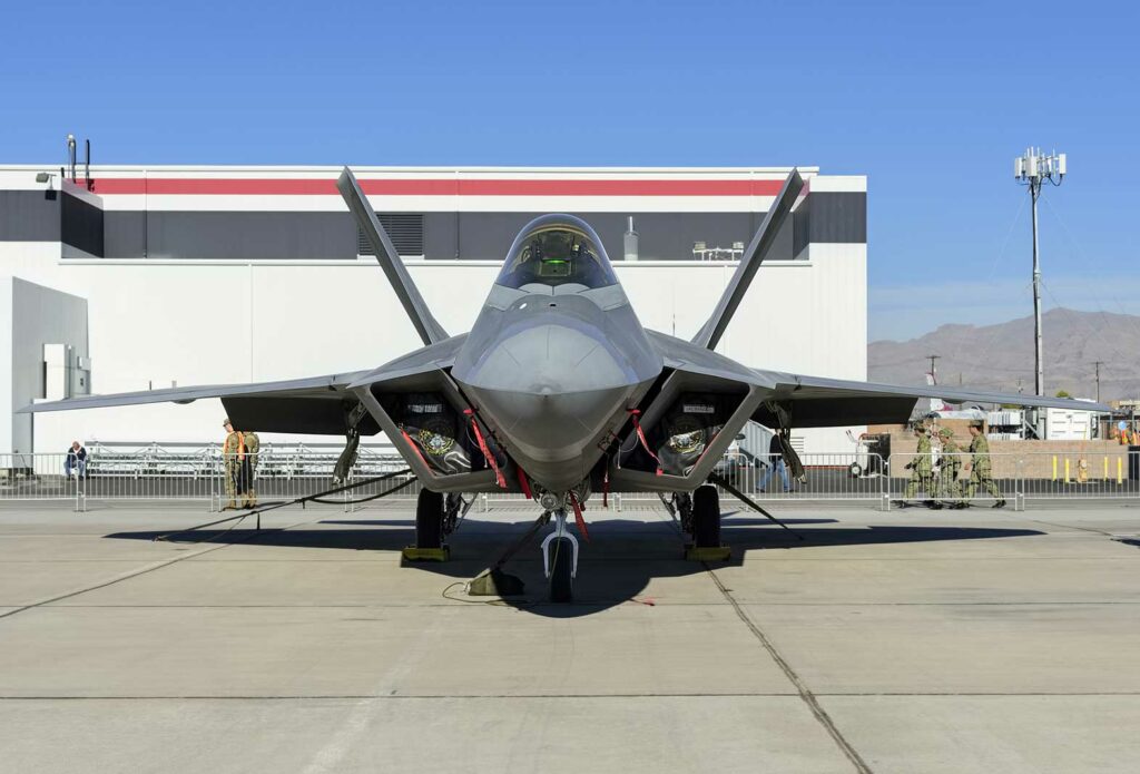 Lockheed Martin YF-22 Raptor - Fly a jet fighter