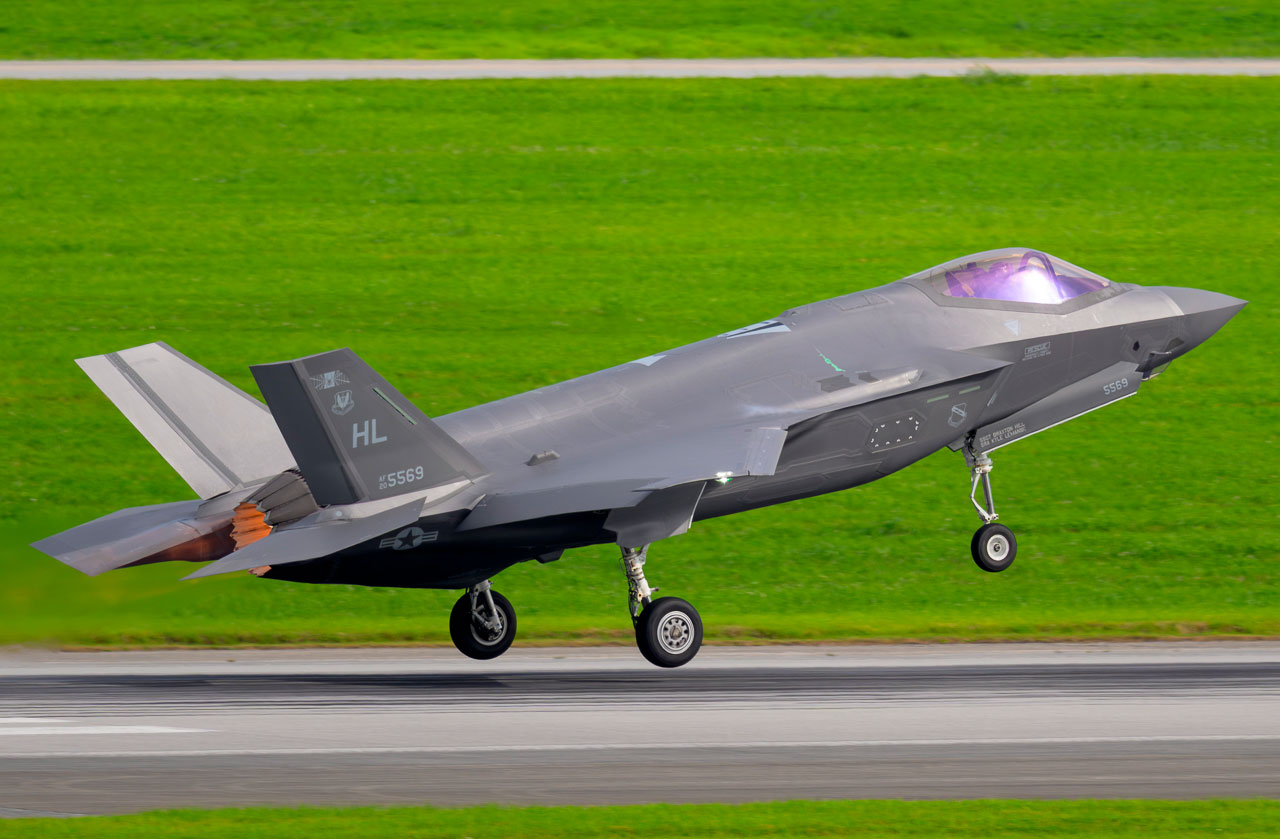 Japan-F-35 - Fly a jet fighter